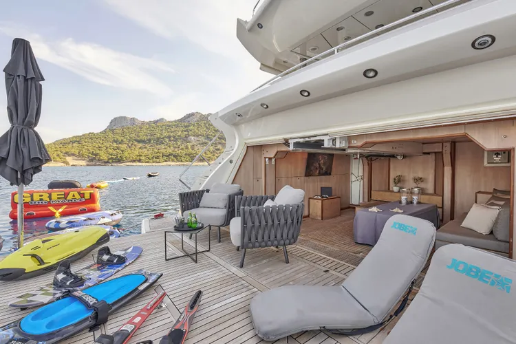 RINI yacht for charter (Posillipo-Rizzardi, 36.68m, 2009)